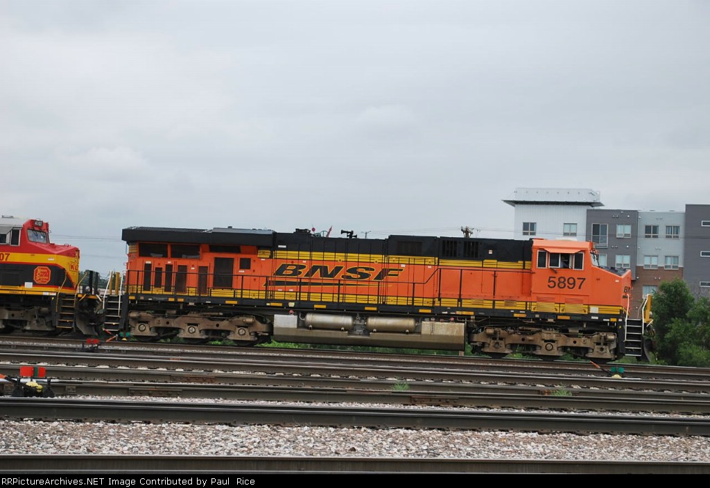 BNSF 5897
